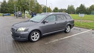 Pelēks Toyota Avensis 2007 Viļņa, ar dzinēja tilpumu 2.23 L un nobraukumu 260 tūkst. km par 2200 €, foto  vietnē AUTOMOTO.COM.LV