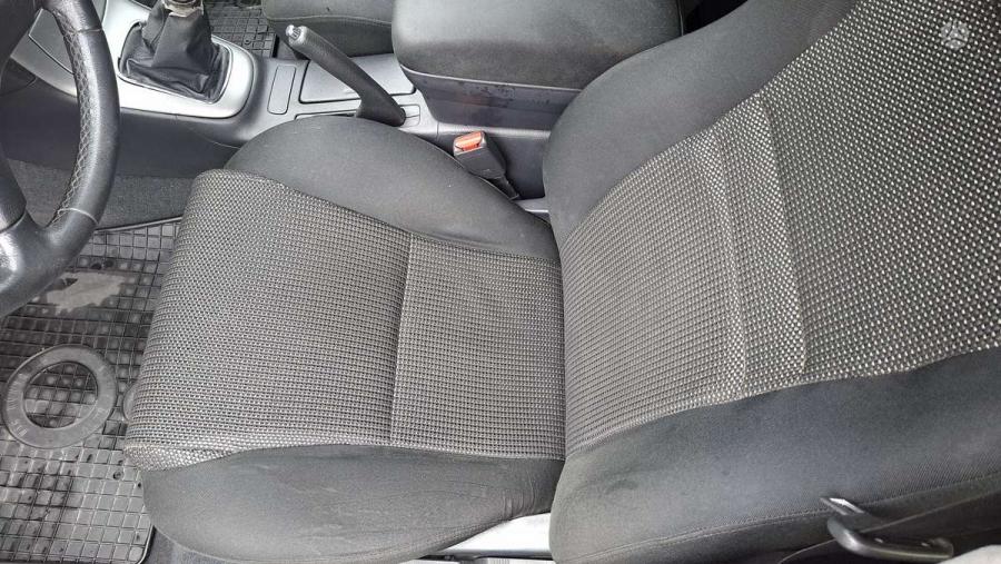 Pelēks Toyota Avensis 2007 Viļņa, ar dzinēja tilpumu 2.23 L un nobraukumu 260 tūkst. km par 2200 €, foto 10 vietnē AUTOMOTO.COM.LV
