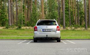 Grey Toyota Avensis 2007 in Riga, with an engine capacity of 2.00 L and mileage of 291 thousand km for 2590 €, photo 7 on AUTOMOTO.COM.LV
