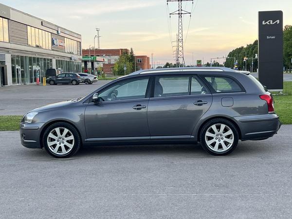 Grey Toyota Avensis 2008 in Narva, with an engine capacity of 2.00 L and mileage of 312 thousand km for 1999 €, photo 4 on AUTOMOTO.COM.LV