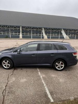 Pelēks Toyota Avensis 2009 Viļņa, ar dzinēja tilpumu 1.60 L un nobraukumu 242 tūkst. km par 2600 €, foto 3 vietnē AUTOMOTO.COM.LV