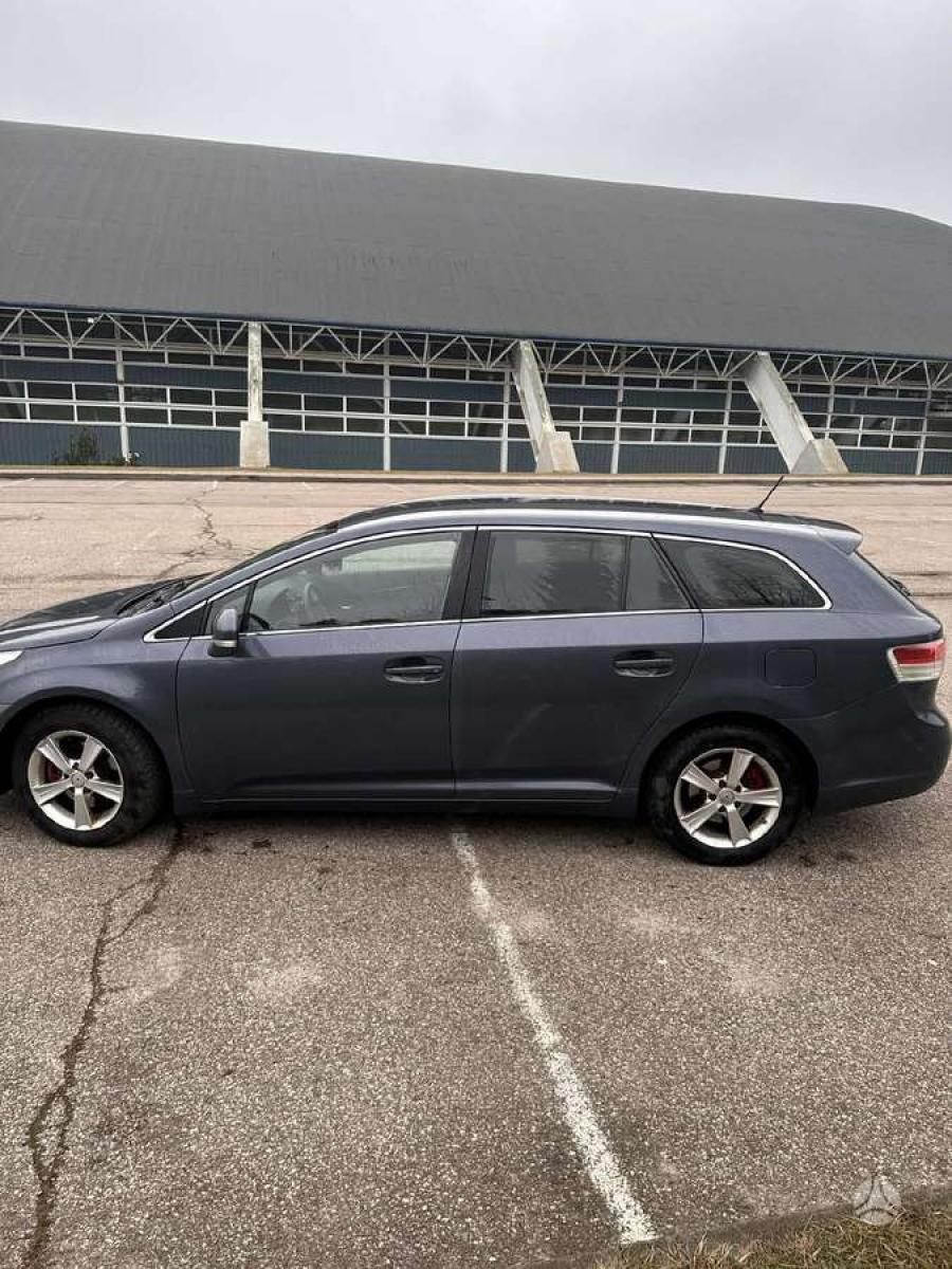 Pelēks Toyota Avensis 2009 Viļņa, ar dzinēja tilpumu 1.60 L un nobraukumu 242 tūkst. km par 2600 €, foto 3 vietnē AUTOMOTO.COM.LV