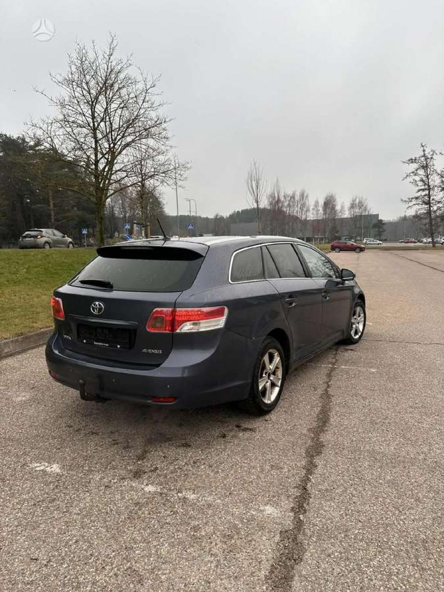Pelēks Toyota Avensis 2009 Viļņa, ar dzinēja tilpumu 1.60 L un nobraukumu 242 tūkst. km par 2600 €, foto 7 vietnē AUTOMOTO.COM.LV