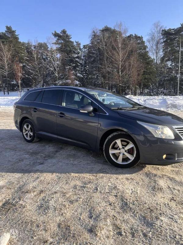 Pelēks Toyota Avensis 2009 Viļņa, ar dzinēja tilpumu 1.60 L un nobraukumu 243 tūkst. km par 2700 €, foto 2 vietnē AUTOMOTO.COM.LV