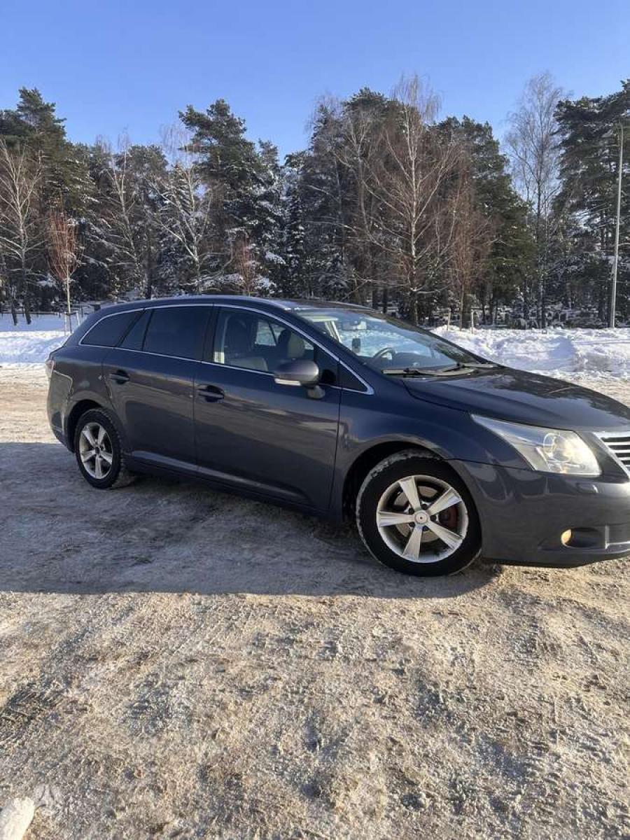Pelēks Toyota Avensis 2009 Viļņa, ar dzinēja tilpumu 1.60 L un nobraukumu 243 tūkst. km par 2700 €, foto 2 vietnē AUTOMOTO.COM.LV