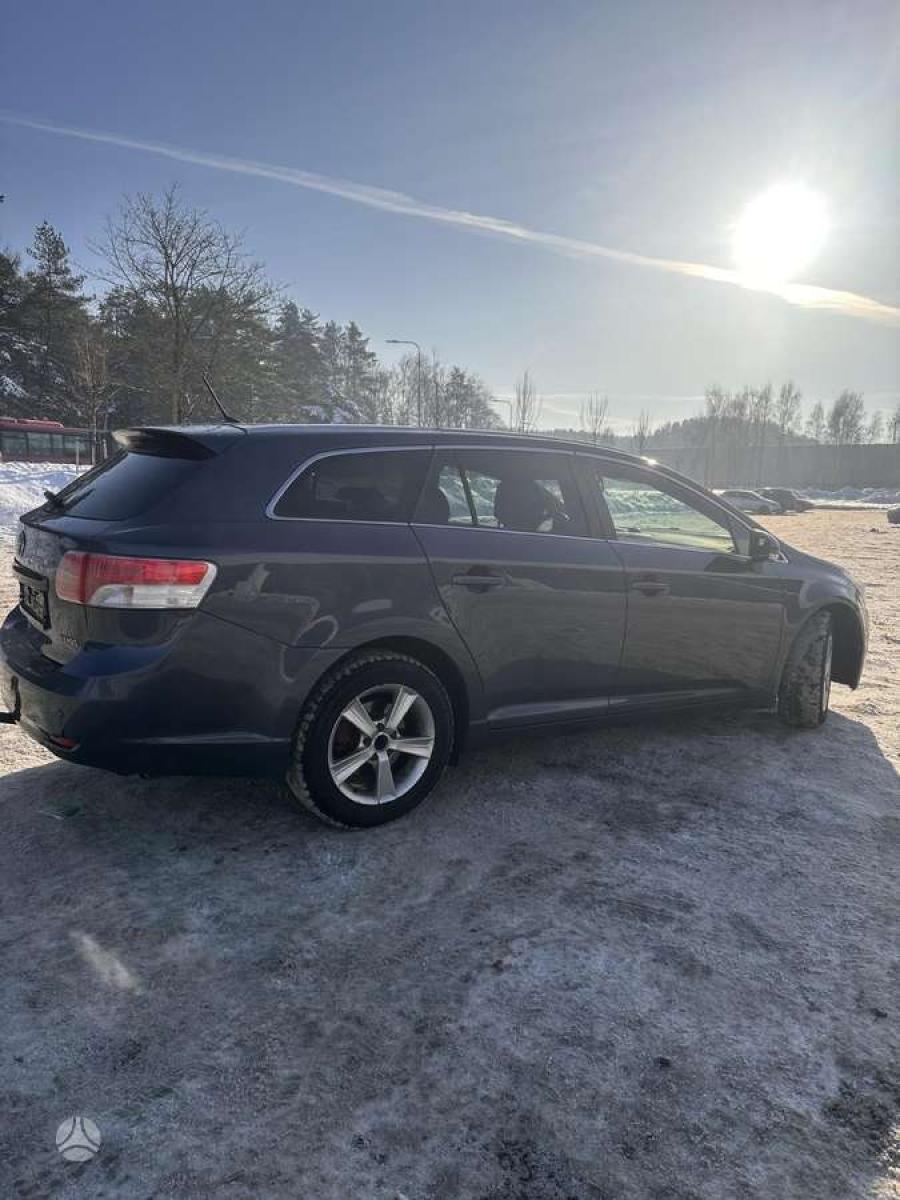 Pelēks Toyota Avensis 2009 Viļņa, ar dzinēja tilpumu 1.60 L un nobraukumu 243 tūkst. km par 2700 €, foto 3 vietnē AUTOMOTO.COM.LV