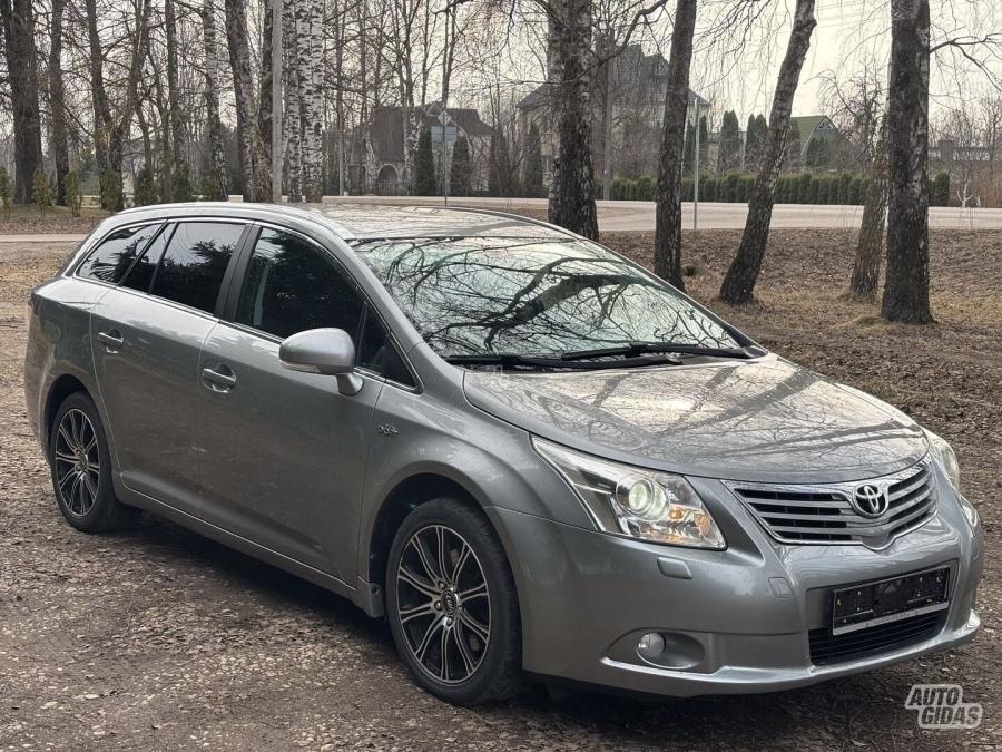 Grey Toyota Avensis 2009 in Utena, with an engine capacity of 2.20 L and mileage of 221 thousand km for 3850 €, photo 4 on AUTOMOTO.COM.LV