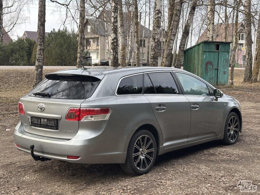 Grey Toyota Avensis 2009 in Utena, with an engine capacity of 2.20 L and mileage of 221 thousand km for 3850 €, photo 6 on AUTOMOTO.COM.LV