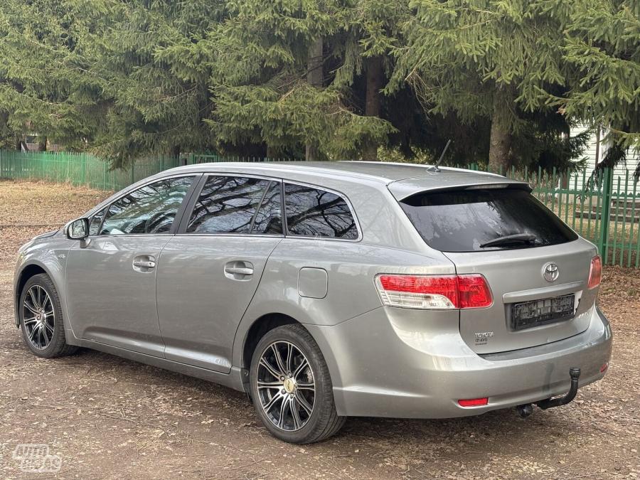 Grey Toyota Avensis 2009 in Utena, with an engine capacity of 2.20 L and mileage of 221 thousand km for 3850 €, photo 8 on AUTOMOTO.COM.LV