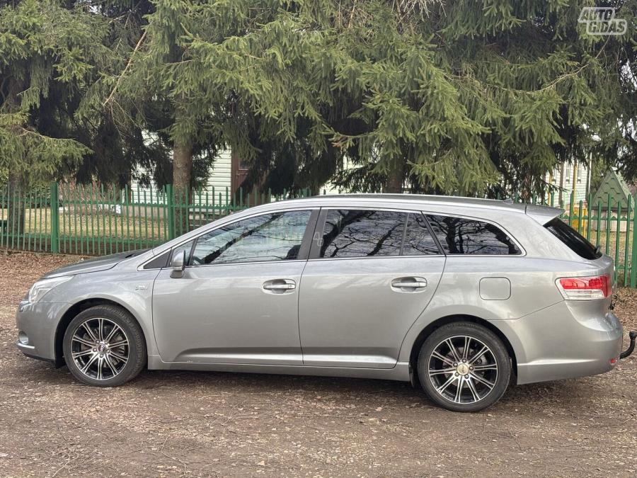 Grey Toyota Avensis 2009 in Utena, with an engine capacity of 2.20 L and mileage of 221 thousand km for 3850 €, photo 9 on AUTOMOTO.COM.LV