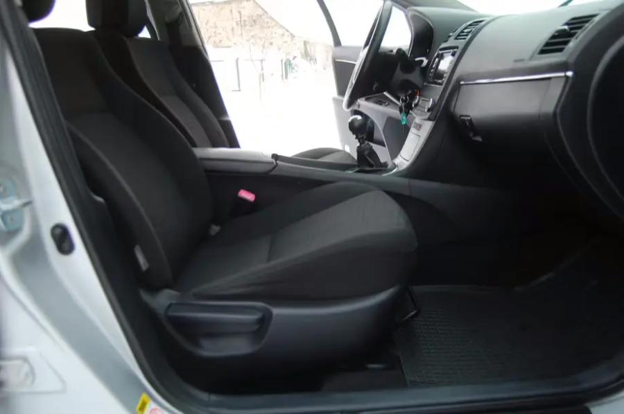 Pelēks Toyota Avensis 2009 Jēkabpils, ar dzinēja tilpumu 2.20 L un nobraukumu 255 tūkst. km par 5770 €, foto 14 vietnē AUTOMOTO.COM.LV
