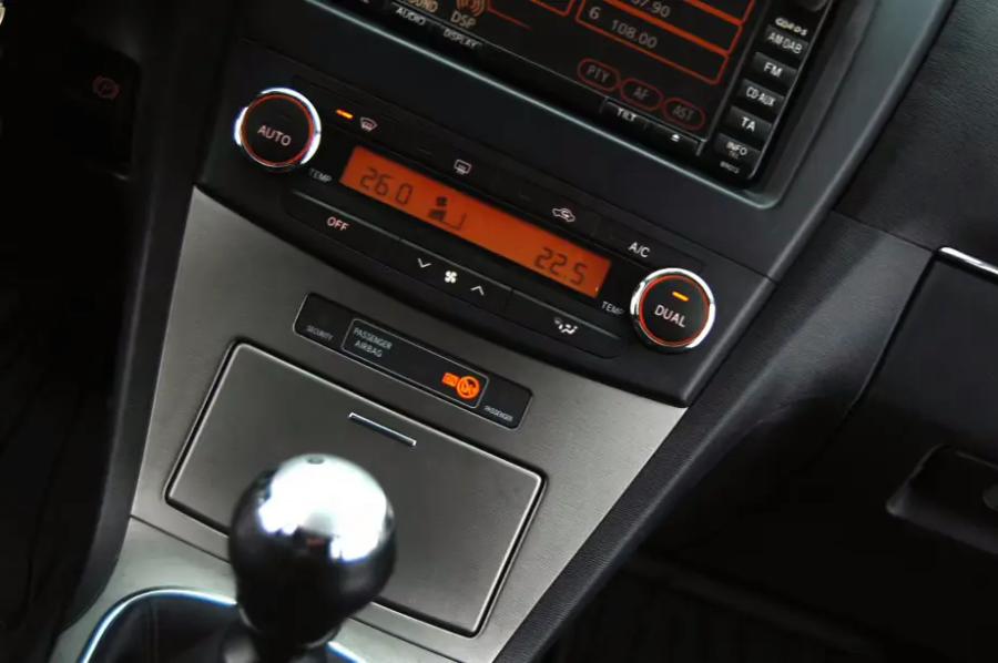 Pelēks Toyota Avensis 2009 Jēkabpils, ar dzinēja tilpumu 2.20 L un nobraukumu 255 tūkst. km par 5770 €, foto 17 vietnē AUTOMOTO.COM.LV