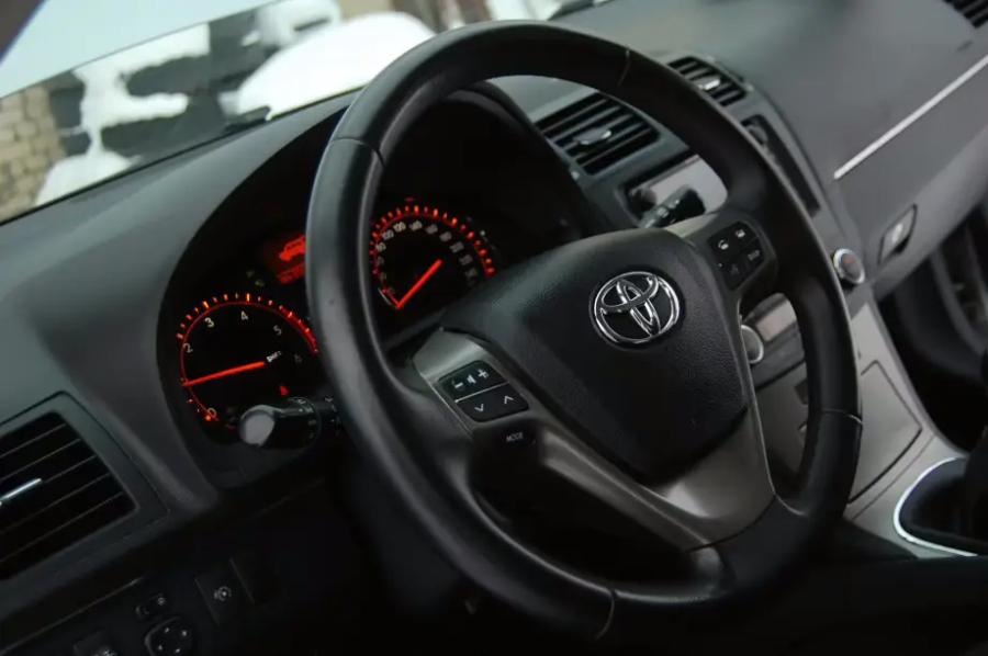 Pelēks Toyota Avensis 2009 Jēkabpils, ar dzinēja tilpumu 2.20 L un nobraukumu 255 tūkst. km par 5770 €, foto 21 vietnē AUTOMOTO.COM.LV