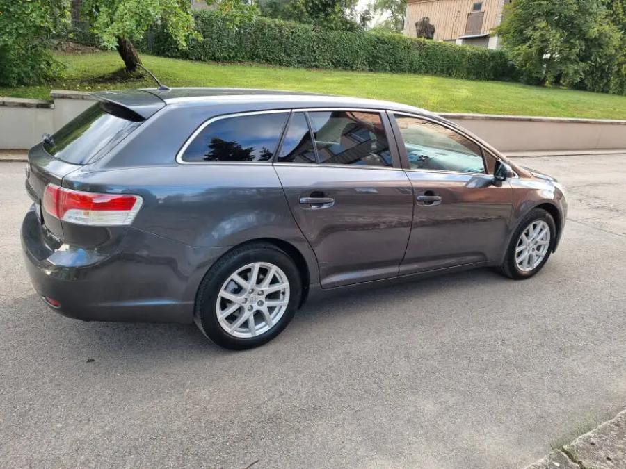 Pelēks Toyota Avensis 2009 Jēkabpils, ar dzinēja tilpumu 2.00 L un nobraukumu 288 tūkst. km par 4990 €, foto 8 vietnē AUTOMOTO.COM.LV