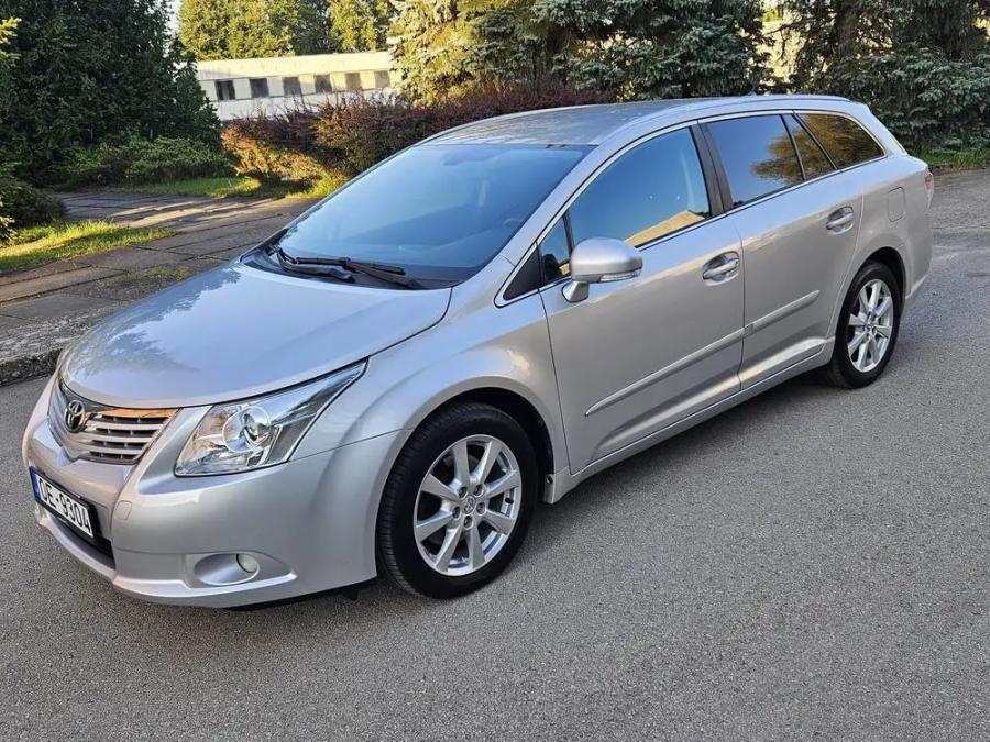 Grey Toyota Avensis 2009 in Jekabpils, with an engine capacity of 2.20 L and mileage of 284 thousand km for 4200 €, photo 1 on AUTOMOTO.COM.LV