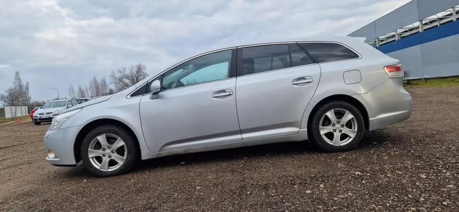 Grey Toyota Avensis 2009 in Daugavpils, with an engine capacity of 2.00 L and mileage of 285 thousand km for 4250 €, photo 3 on AUTOMOTO.COM.LV