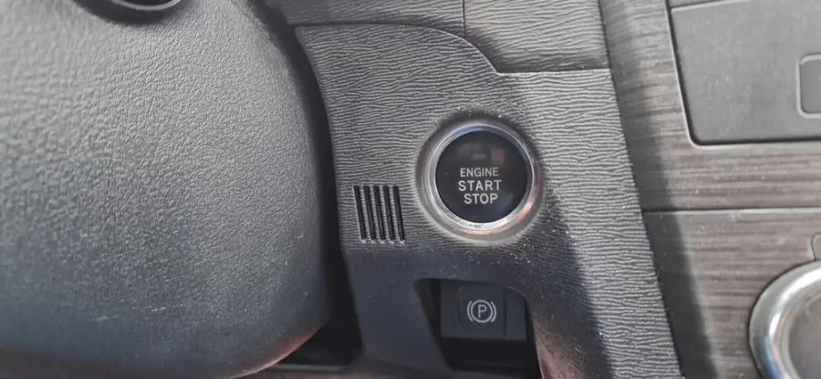 Grey Toyota Avensis 2009 in Daugavpils, with an engine capacity of 2.00 L and mileage of 285 thousand km for 4250 €, photo 17 on AUTOMOTO.COM.LV