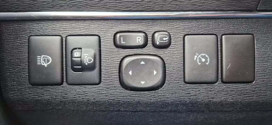 Grey Toyota Avensis 2009 in Daugavpils, with an engine capacity of 2.00 L and mileage of 285 thousand km for 4250 €, photo 19 on AUTOMOTO.COM.LV