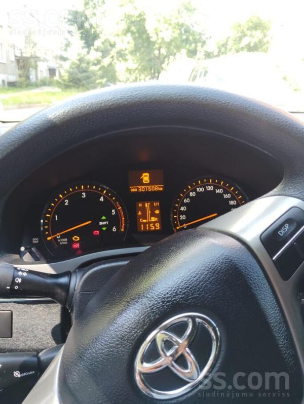 Pelēks Toyota Avensis 2009 Rīga, ar dzinēja tilpumu 2.00 L un nobraukumu 300 tūkst. km par 2500 €, foto 5 vietnē AUTOMOTO.COM.LV