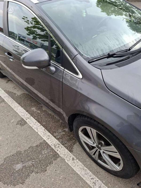 Grey Toyota Avensis 2009 in Siauliai, with an engine capacity of 2.00 L and mileage of 310 thousand km for 2500 €, photo 5 on AUTOMOTO.COM.LV