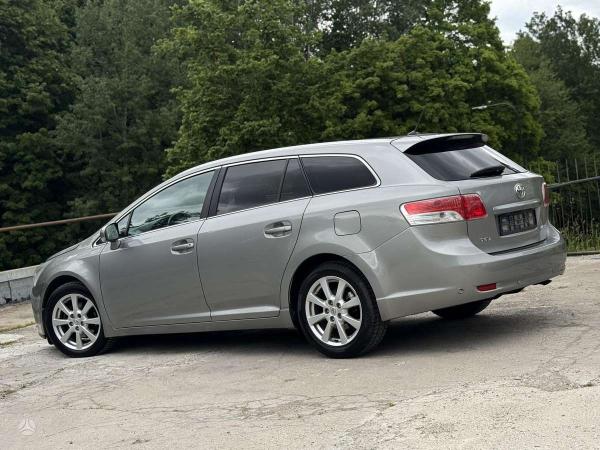 Pelēks Toyota Avensis 2009 Viļņa, ar dzinēja tilpumu 2.00 L un nobraukumu 291 tūkst. km par 3900 €, foto 2 vietnē AUTOMOTO.COM.LV