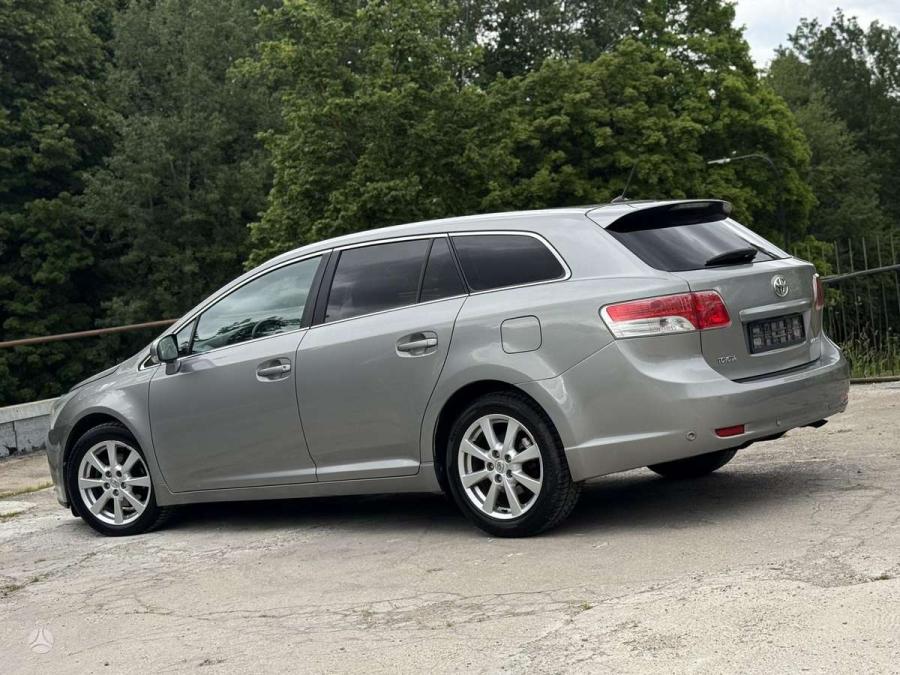 Pelēks Toyota Avensis 2009 Viļņa, ar dzinēja tilpumu 2.00 L un nobraukumu 291 tūkst. km par 3900 €, foto 3 vietnē AUTOMOTO.COM.LV