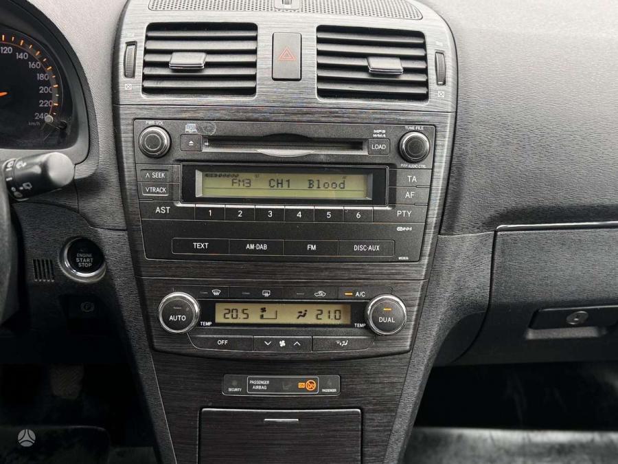 Pelēks Toyota Avensis 2009 Viļņa, ar dzinēja tilpumu 2.00 L un nobraukumu 291 tūkst. km par 3900 €, foto 8 vietnē AUTOMOTO.COM.LV