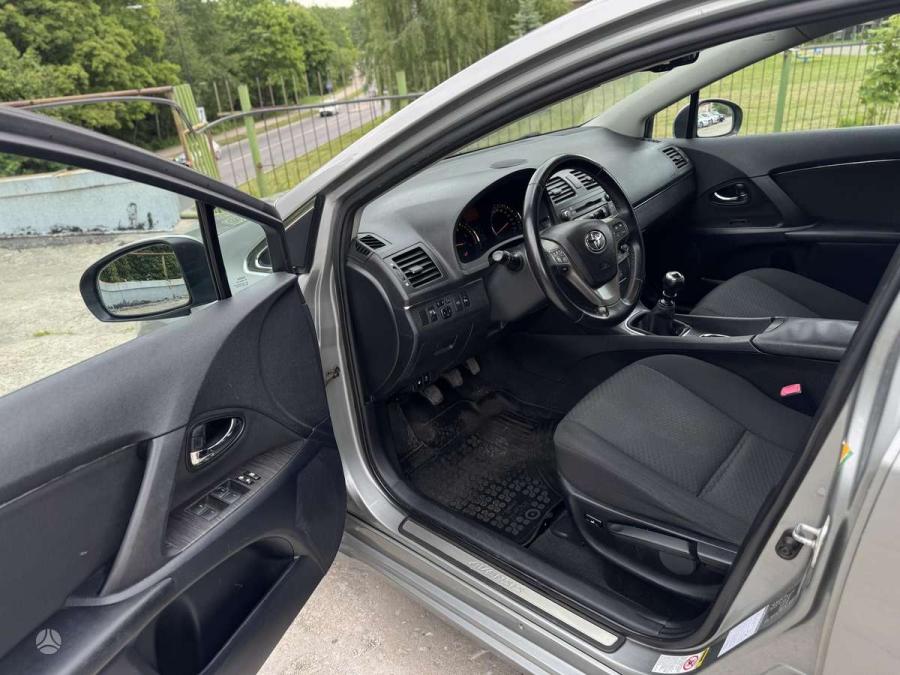 Pelēks Toyota Avensis 2009 Viļņa, ar dzinēja tilpumu 2.00 L un nobraukumu 291 tūkst. km par 3900 €, foto 9 vietnē AUTOMOTO.COM.LV