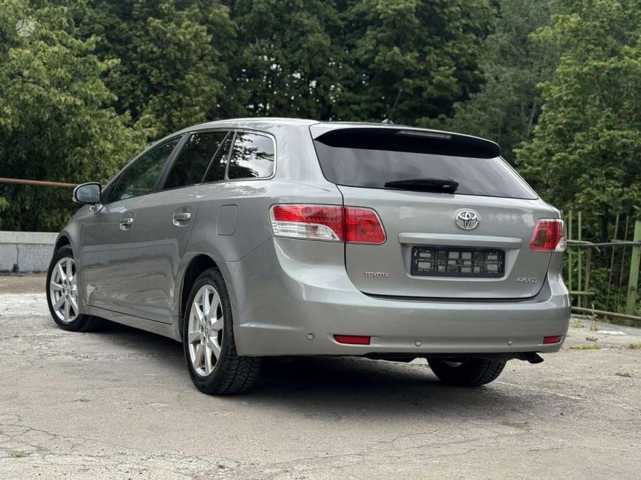 Pelēks Toyota Avensis 2009 Viļņa, ar dzinēja tilpumu 2.00 L un nobraukumu 291 tūkst. km par 3900 €, foto 11 vietnē AUTOMOTO.COM.LV