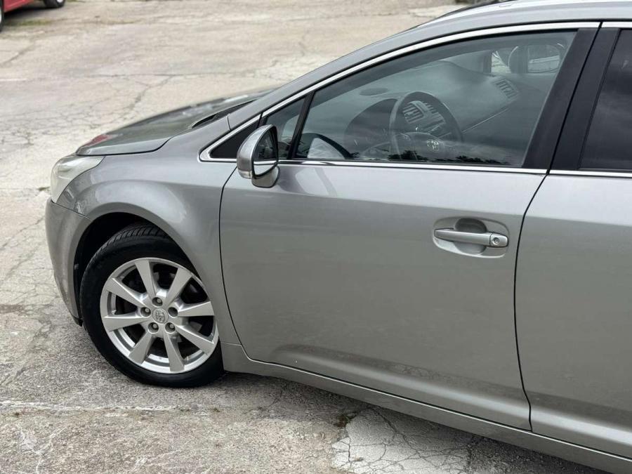 Pelēks Toyota Avensis 2009 Viļņa, ar dzinēja tilpumu 2.00 L un nobraukumu 291 tūkst. km par 3900 €, foto 14 vietnē AUTOMOTO.COM.LV