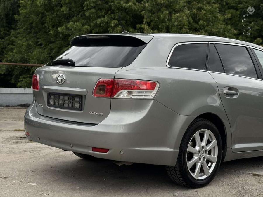 Pelēks Toyota Avensis 2009 Viļņa, ar dzinēja tilpumu 2.00 L un nobraukumu 291 tūkst. km par 3900 €, foto 18 vietnē AUTOMOTO.COM.LV