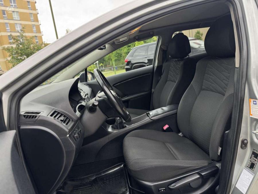Pelēks Toyota Avensis 2009 Viļņa, ar dzinēja tilpumu 2.00 L un nobraukumu 291 tūkst. km par 3900 €, foto 24 vietnē AUTOMOTO.COM.LV