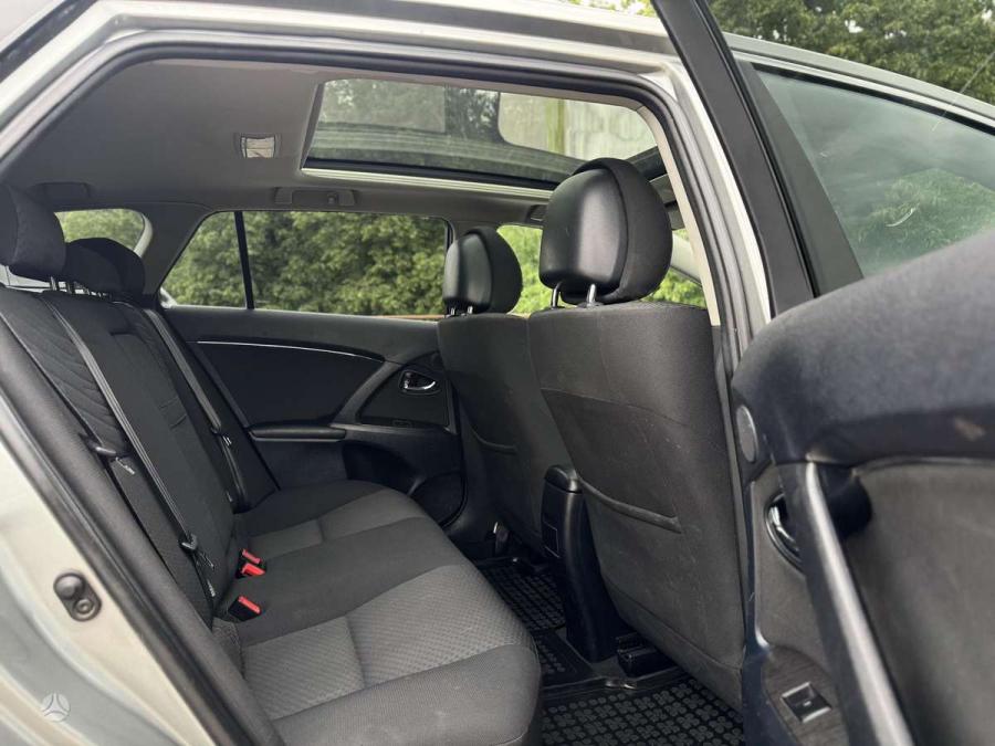 Pelēks Toyota Avensis 2009 Viļņa, ar dzinēja tilpumu 2.00 L un nobraukumu 291 tūkst. km par 3900 €, foto 25 vietnē AUTOMOTO.COM.LV