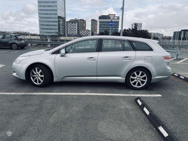 Pelēks Toyota Avensis 2009 Viļņa, ar dzinēja tilpumu 2.00 L un nobraukumu 284 tūkst. km par 4000 €, foto 3 vietnē AUTOMOTO.COM.LV