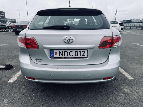 Pelēks Toyota Avensis 2009 Viļņa, ar dzinēja tilpumu 2.00 L un nobraukumu 284 tūkst. km par 4000 €, foto 5 vietnē AUTOMOTO.COM.LV