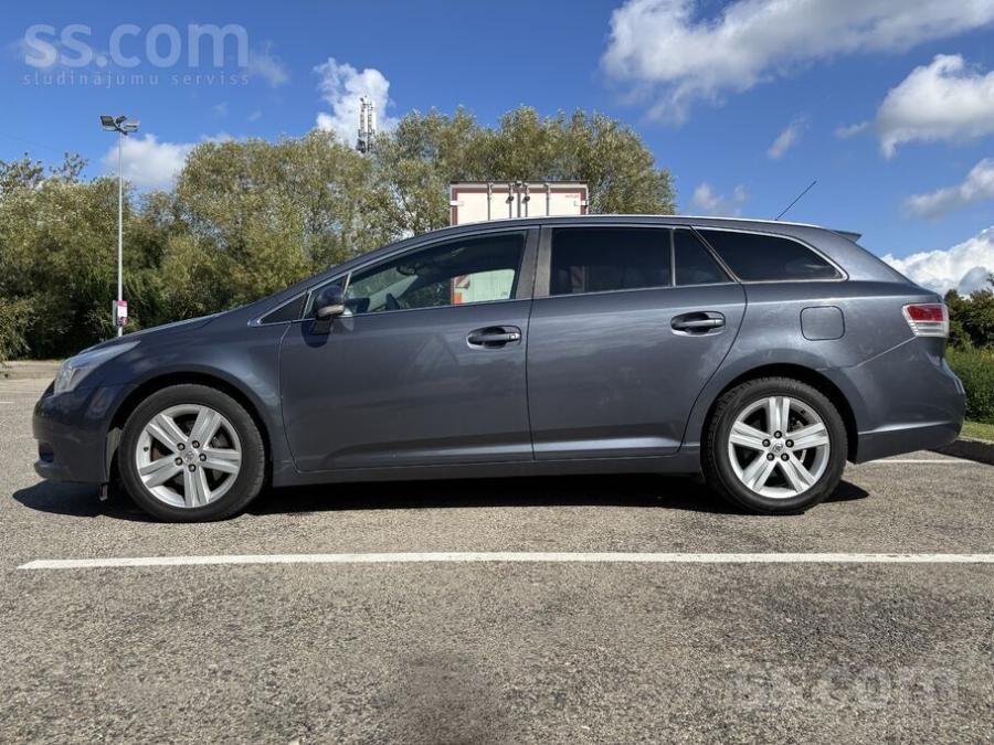 Pelēks Toyota Avensis 2009 Rīga, ar dzinēja tilpumu 2.20 L un nobraukumu 218 tūkst. km par 2850 €, foto 4 vietnē AUTOMOTO.COM.LV