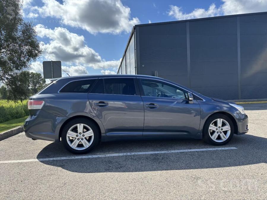 Pelēks Toyota Avensis 2009 Rīga, ar dzinēja tilpumu 2.20 L un nobraukumu 218 tūkst. km par 2850 €, foto 5 vietnē AUTOMOTO.COM.LV