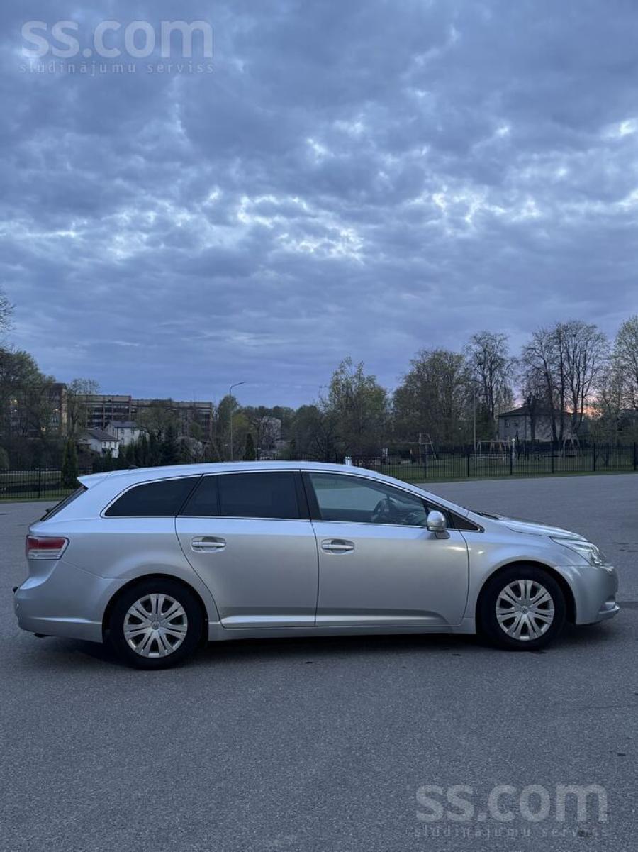 Grey Toyota Avensis 2009 in Riga, with an engine capacity of 2.00 L and mileage of 298 thousand km for 5690 €, photo 1 on AUTOMOTO.COM.LV