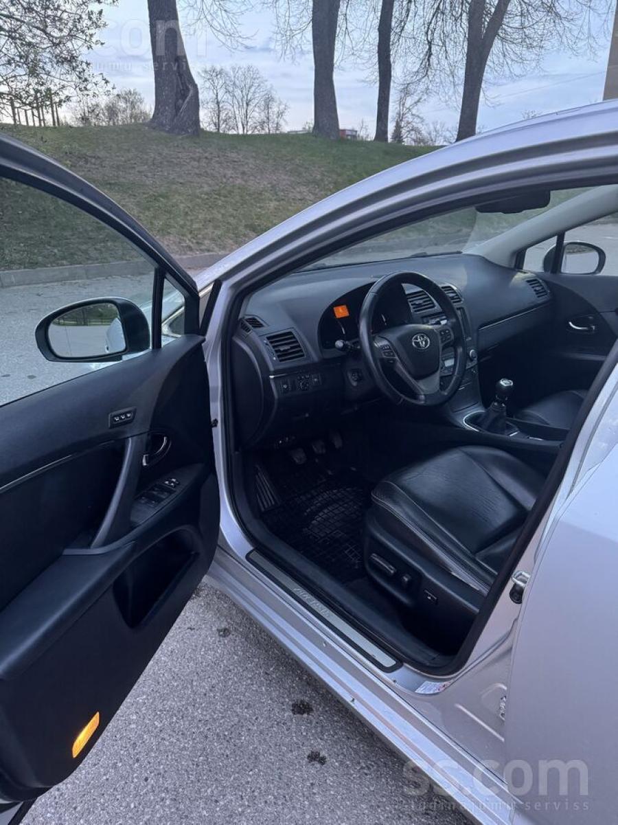 Grey Toyota Avensis 2009 in Riga, with an engine capacity of 2.00 L and mileage of 298 thousand km for 5690 €, photo 5 on AUTOMOTO.COM.LV