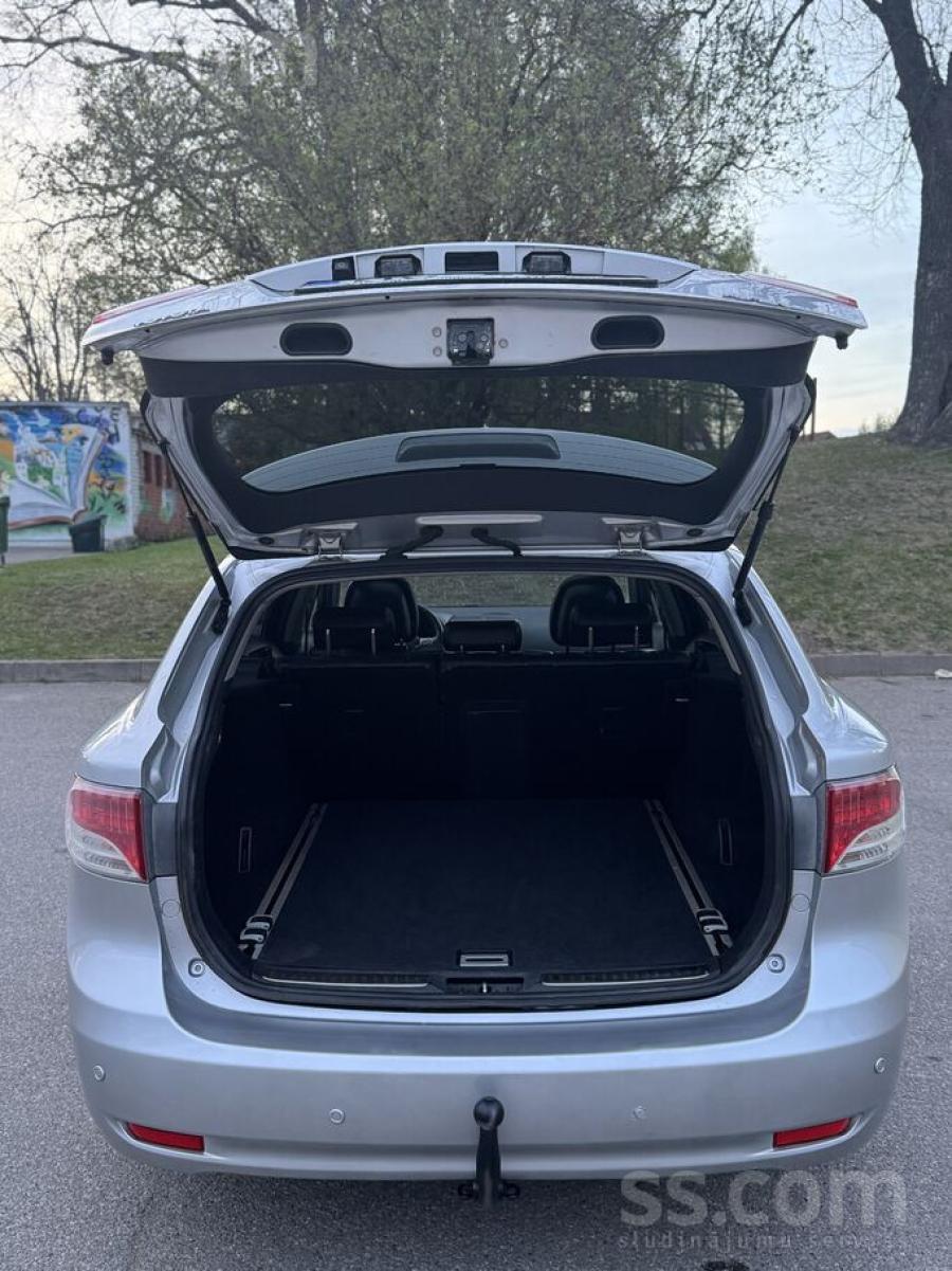 Grey Toyota Avensis 2009 in Riga, with an engine capacity of 2.00 L and mileage of 298 thousand km for 5690 €, photo 11 on AUTOMOTO.COM.LV