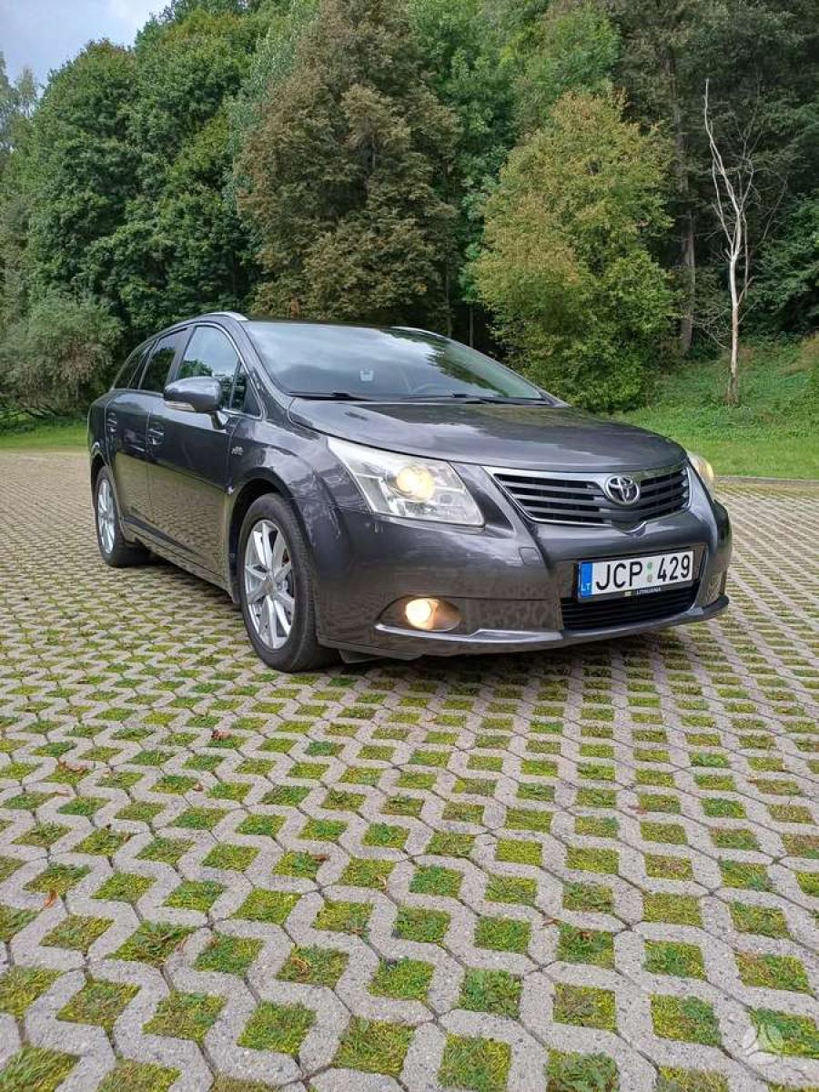 Pelēks Toyota Avensis 2009 Viļņa, ar dzinēja tilpumu 2.20 L un nobraukumu 260 tūkst. km par 3800 €, foto 1 vietnē AUTOMOTO.COM.LV