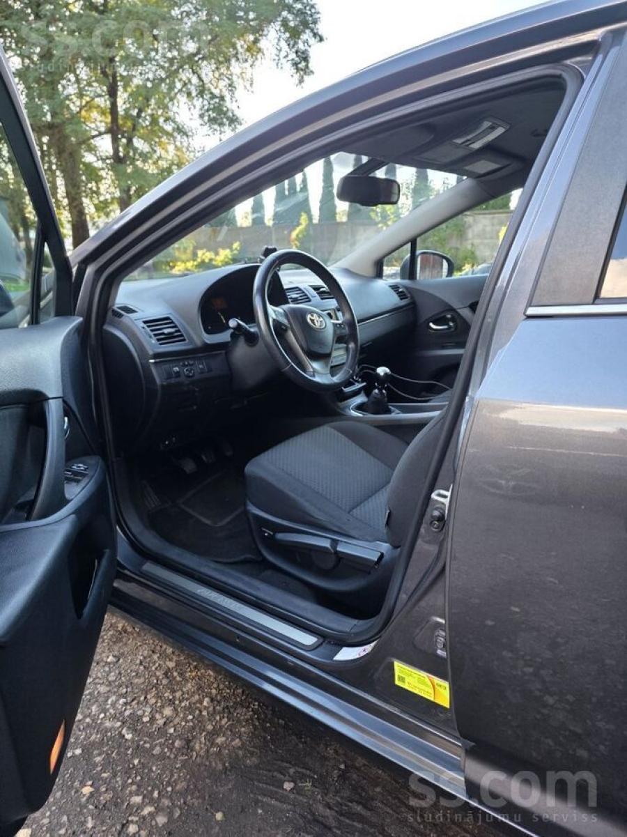 Grey Toyota Avensis 2009 in Riga, with an engine capacity of 2.00 L and mileage of 318 thousand km for 4490 €, photo 4 on AUTOMOTO.COM.LV