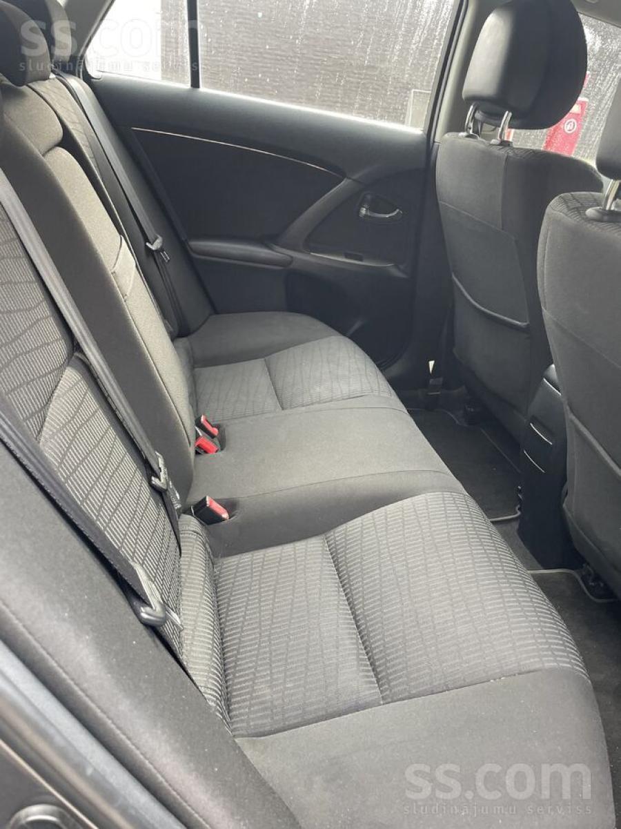 Grey Toyota Avensis 2009 in Riga, with an engine capacity of 2.20 L and mileage of 301 thousand km for 3500 €, photo 3 on AUTOMOTO.COM.LV