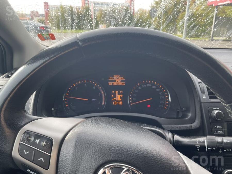 Grey Toyota Avensis 2009 in Riga, with an engine capacity of 2.20 L and mileage of 301 thousand km for 3500 €, photo 5 on AUTOMOTO.COM.LV