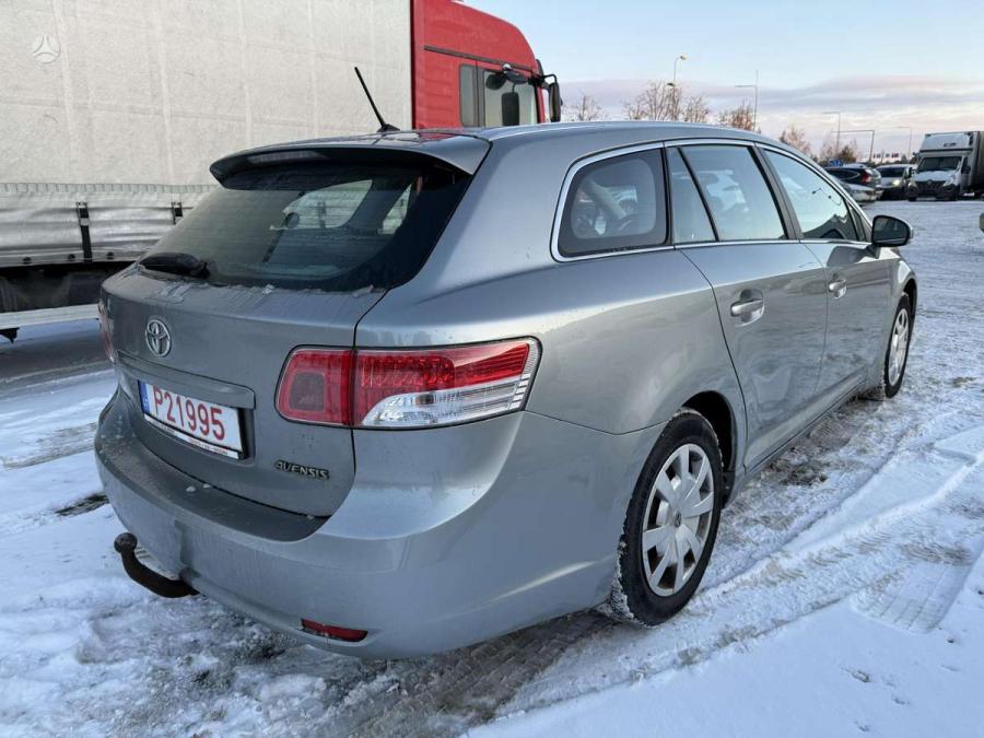 Grey Toyota Avensis 2010 in Vilnius, with an engine capacity of 1.80 L and mileage of 326 thousand km for 4950 €, photo 3 on AUTOMOTO.COM.LV