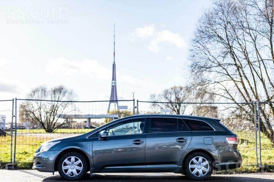 Grey Toyota Avensis 2010 in Riga, with an engine capacity of 2.00 L and mileage of 343 thousand km for 4990 €, photo 4 on AUTOMOTO.COM.LV
