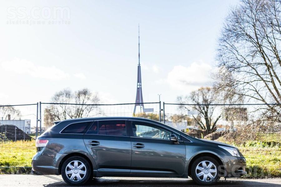 Grey Toyota Avensis 2010 in Riga, with an engine capacity of 2.00 L and mileage of 343 thousand km for 4990 €, photo 5 on AUTOMOTO.COM.LV