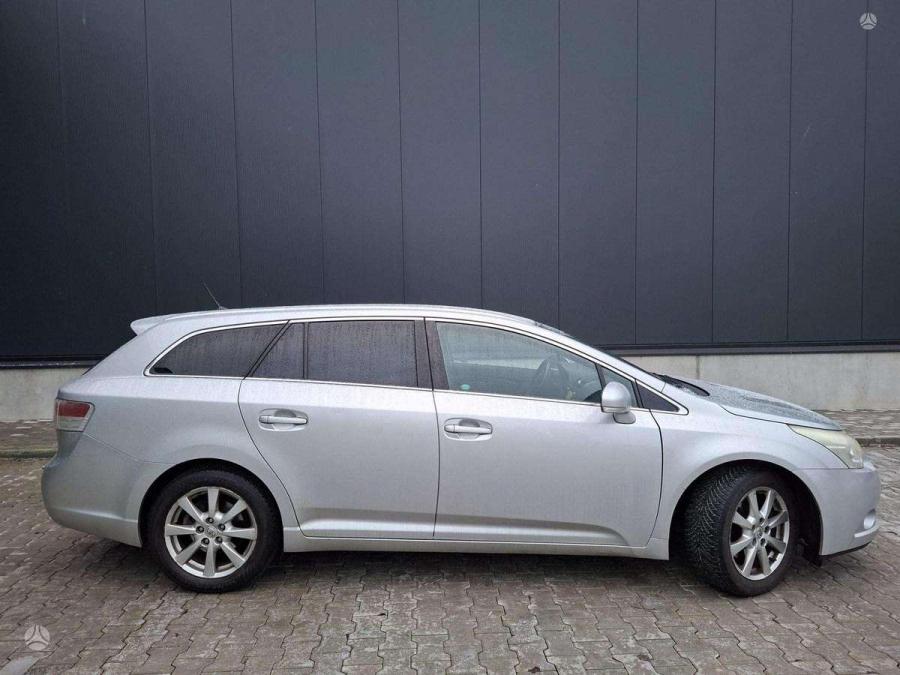 Pelēks Toyota Avensis 2010 Viļņa, ar dzinēja tilpumu 2.23 L un nobraukumu 323 tūkst. km par 3000 €, foto 7 vietnē AUTOMOTO.COM.LV