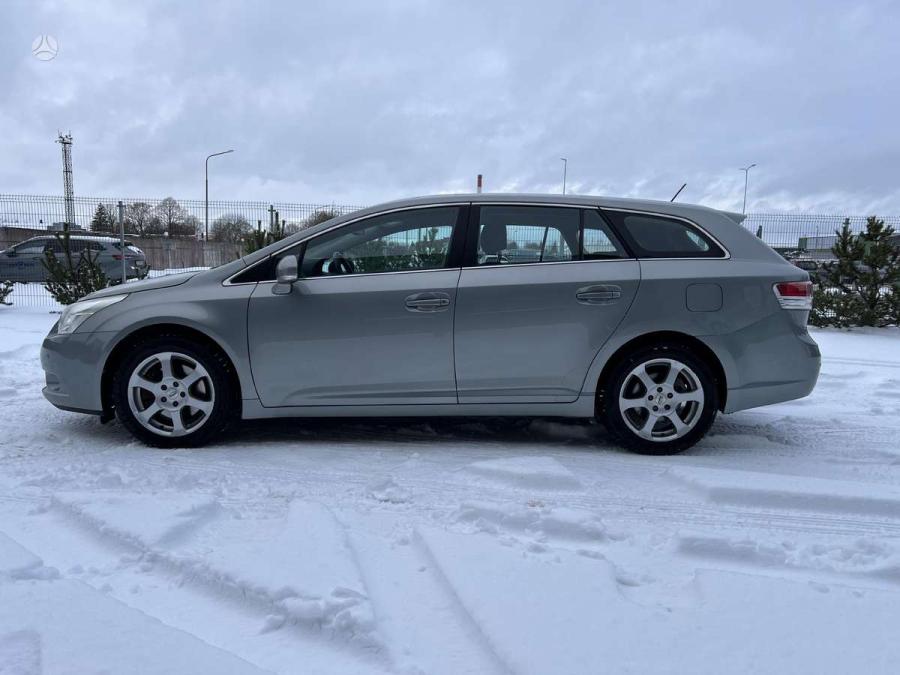 Grey Toyota Avensis 2010 in Siauliai, with an engine capacity of 2.20 L and mileage of 294 thousand km for 4550 €, photo 5 on AUTOMOTO.COM.LV