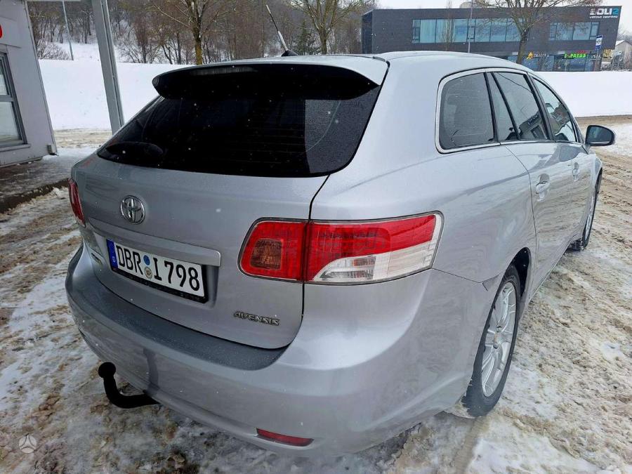Grey Toyota Avensis 2010 in Jonava, with an engine capacity of 2.23 L and mileage of 294 thousand km for 3350 €, photo 2 on AUTOMOTO.COM.LV